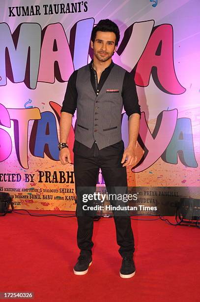 67 Launch Of Song Jadoo Ki Jhappi From The Film Ramaiya Vastavaiya