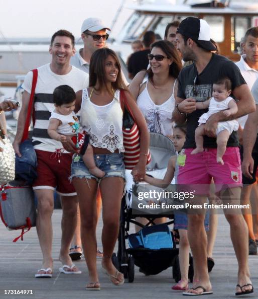 Cesc Fabregas , his daughter Lia Fabregas, Leo Messi , his girlfriend ... Cesc Fabregas , his daughter Lia Fabregas, Leo Messi , his girlfriend ...