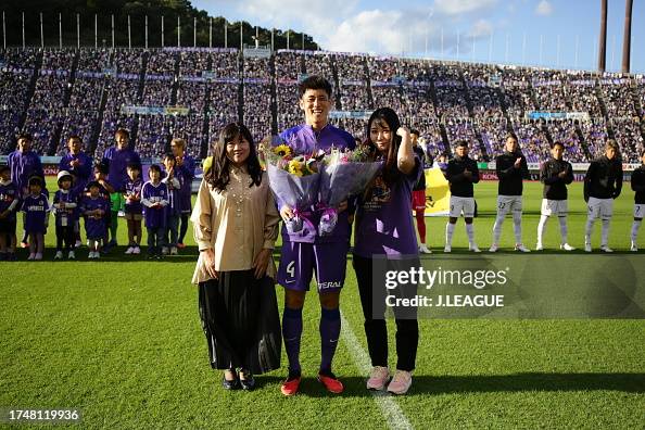 Hayato ARAKI of Sanfrecce Hiroshima and his family poses for... ニュース写真 ... Hayato ARAKI of Sanfrecce Hiroshima and his family poses for... ニュース写真 ...