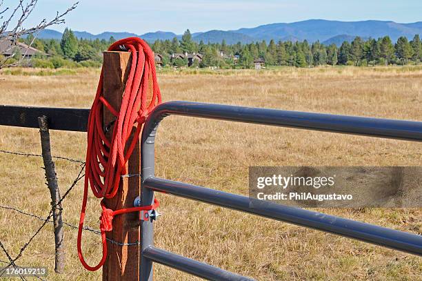 Gate to pasture and red nylon rope 이미지 (176019213) - 게티이미지뱅크