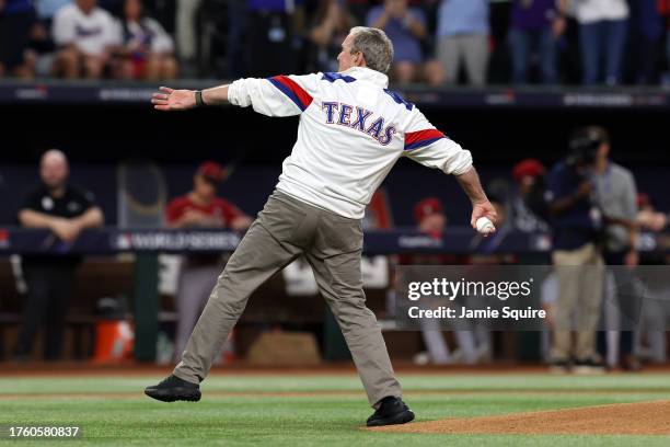 George Bush Pitch Photos And Premium High Res Pictures Getty Images