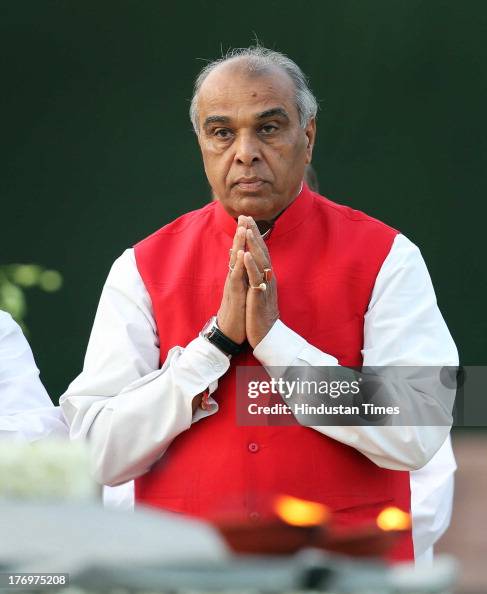 Congress Leader Jagdambika Pal Pays Tribute To Former Indian Prime