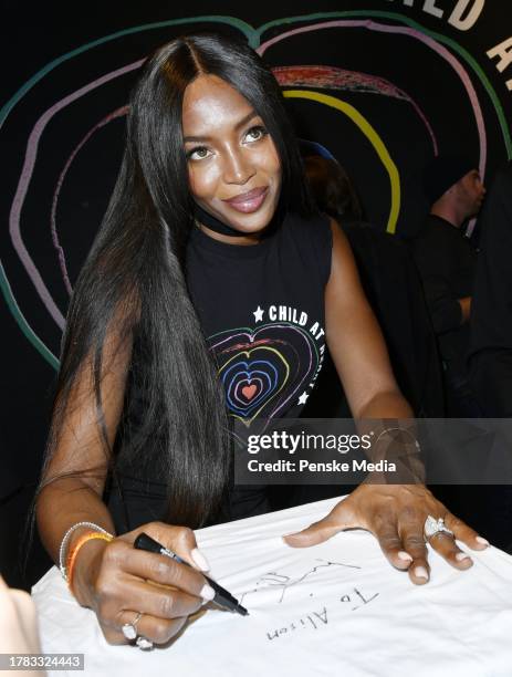 Naomi Campbell Autographing Photos And Premium High Res Pictures