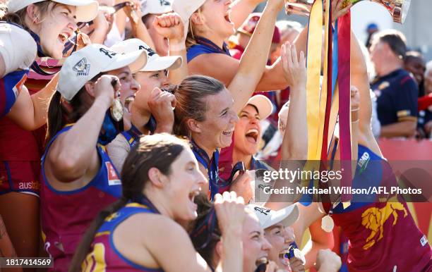 Jennifer Dunne Photos And Premium High Res Pictures Getty Images