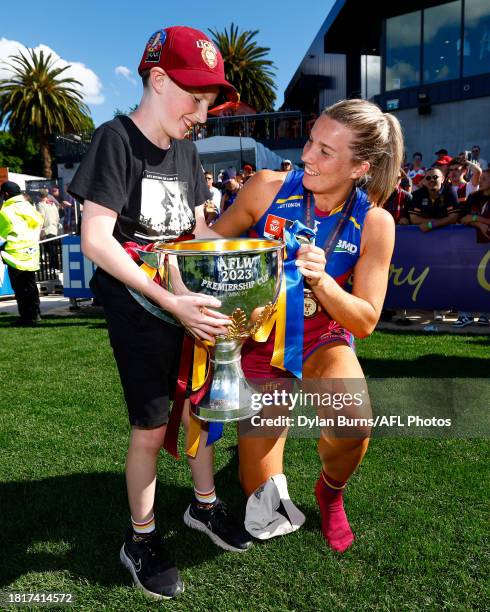 Jennifer Dunne Photos And Premium High Res Pictures Getty Images