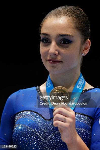 Aliya Mustafina Of Russia Poses After Winning The Gold Medal In The Photo Dactualité Getty