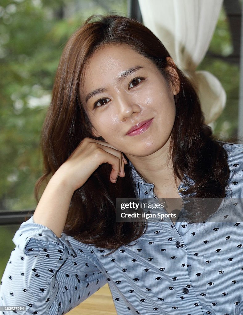 Son Ye Jin Poses For Photographs On October 8 2013 In Seoul South ニュース写真 Getty Images