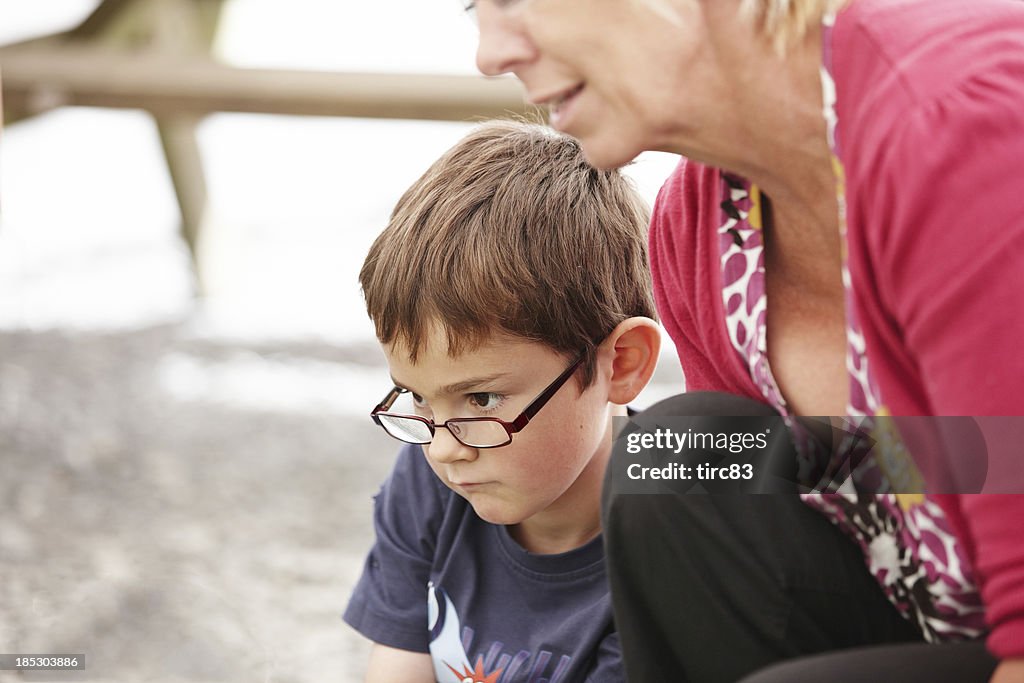 Mature Femme Avec Jeune Garçon En Concentration Intense Photo Getty Images