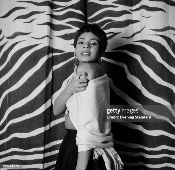 Shirley Bassey Photos Photos And Premium High Res Pictures Getty Images