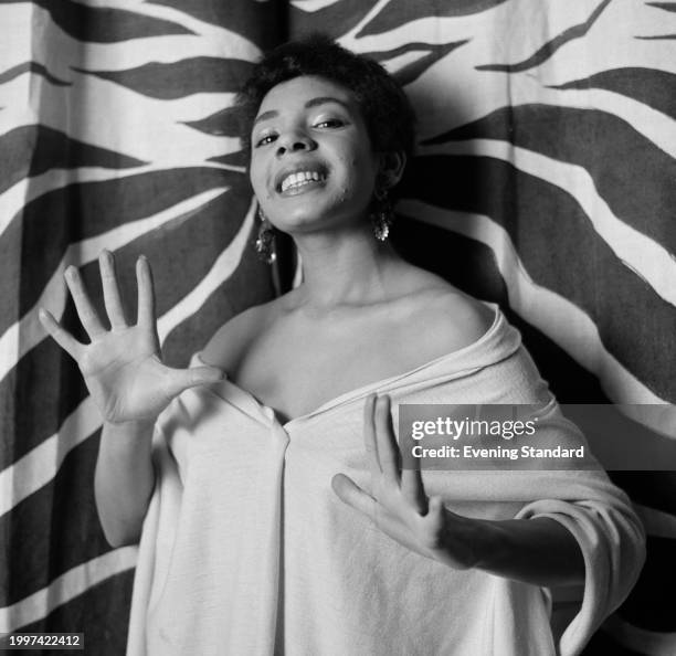 Shirley Bassey Photos Photos And Premium High Res Pictures Getty Images
