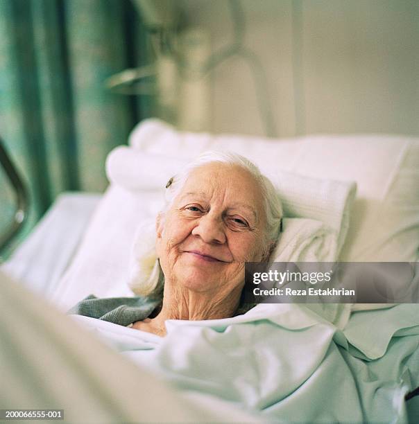 Sick Old Woman Hospital Fotografías E Imágenes De Stock Getty Images