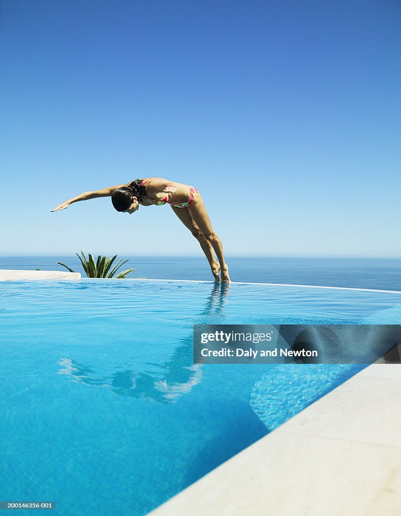 Young Woman Diving Into Swimming Pool Stock Foto Getty Images