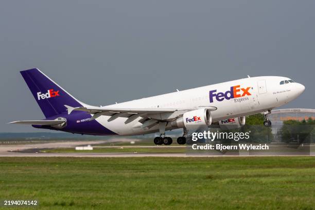 FedEx pilots ratify new contract, secure 40% pay hike (FDX:NYSE ...