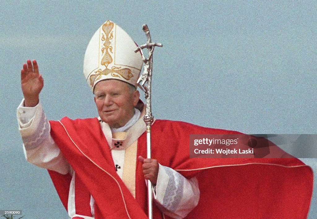 Pope John Paul Ii Conducting Holy Mass At The Kaplicowka Hill In News Photo Getty Images