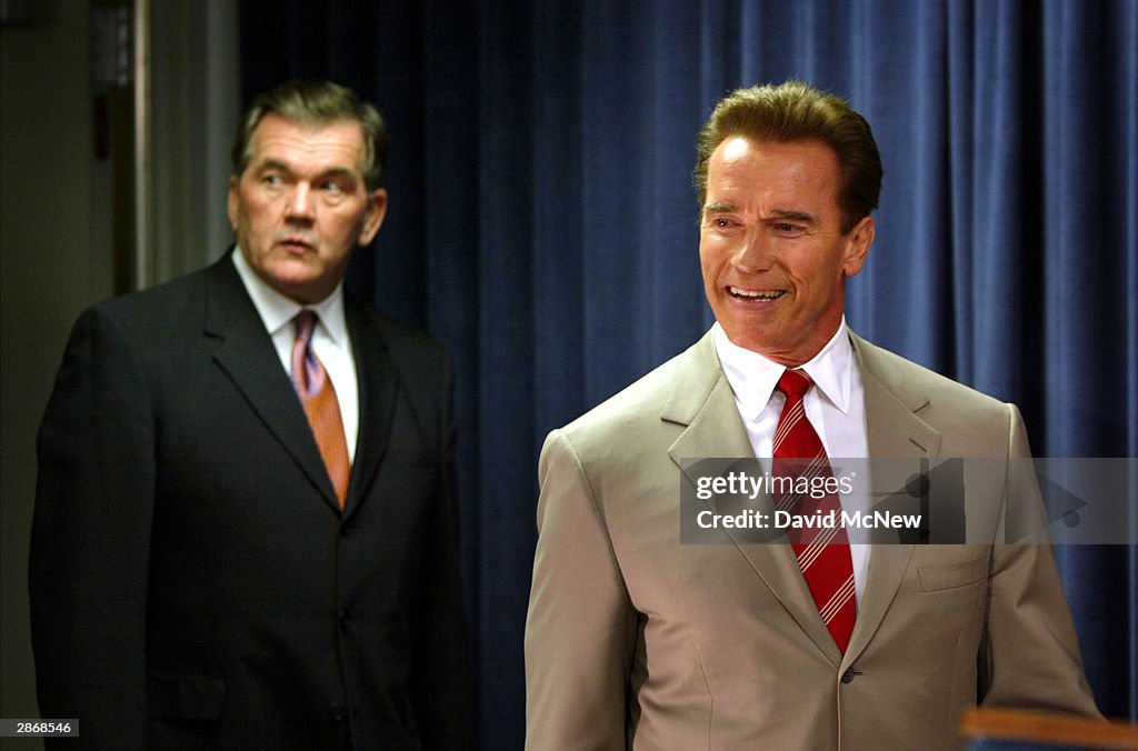 California Gov Arnold Schwarzenegger And Us Secretary Of Homeland