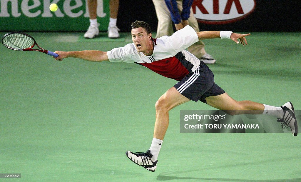 Marat Safin Of Russia Runs For A Return Against Andy Roddick Of The News Photo Getty Images