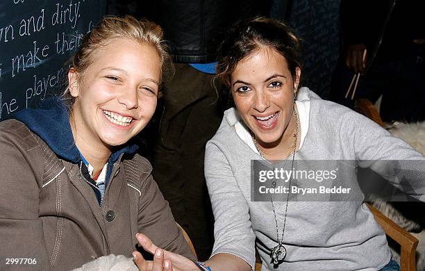 Samantha Jones Singer Photos And Premium High Res Pictures Getty Images