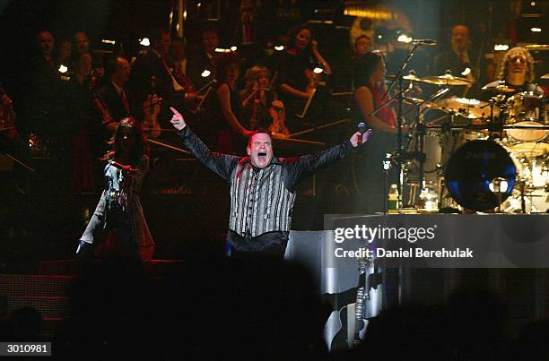 Meatloaf In Concert Photos And Premium High Res Pictures Getty Images