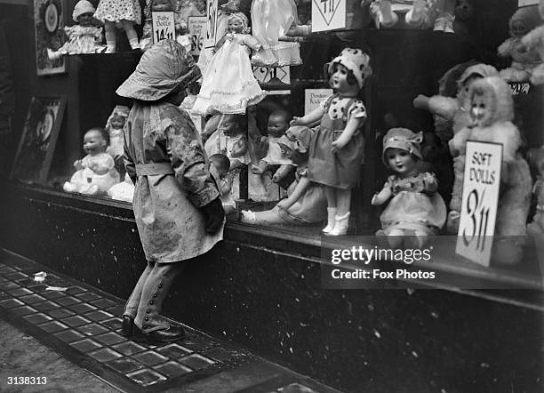 Christmas Window Display Photos And Premium High Res Pictures Getty Images