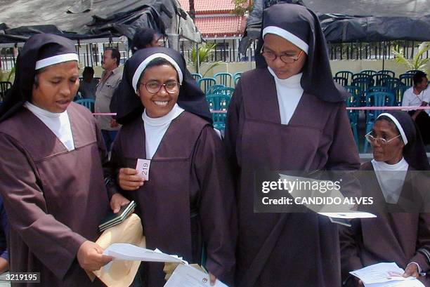 Nuns Line Up Photos And Premium High Res Pictures Getty Images