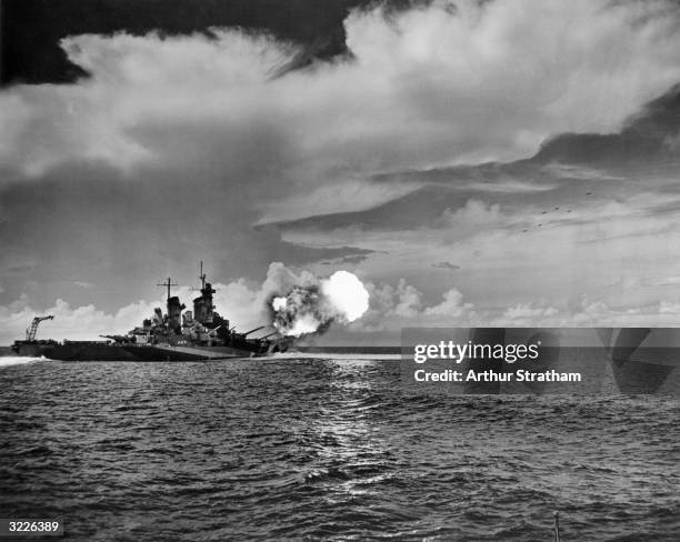 The Uss Missouri A Us Navy Iowa Class Battleship Firing The 16 Inch News Photo Getty Images