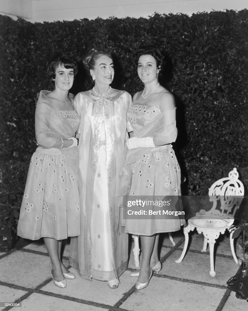 American Actor Joan Crawford Poses With Her Stepdaughters Catherine Photo Dactualité