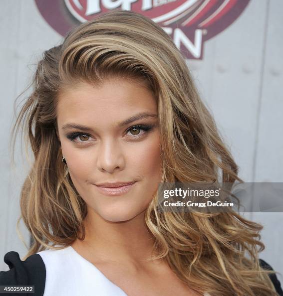 Model Nina Agdal Arrives At Spike Tvs Guys Choice Awards At Sony Nieuwsfotos Getty Images