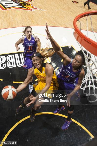 Skylar Diggins Of The Tulsa Shock Shoots Against Candice Dupree And