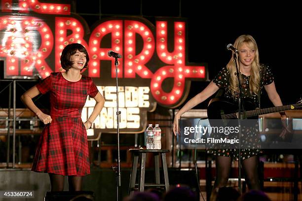 Riki Lindhome And Kate Micucci Stock Fotos Und Bilder Getty Images