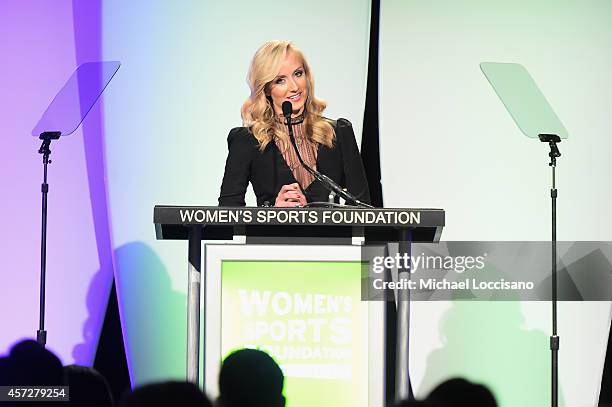 Women 35th Photos Et Images De Collection Getty Images