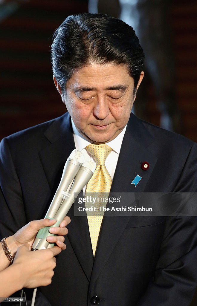 Prime Minister Shinzo Abe Bows For Apology As Two Of His Cabinet