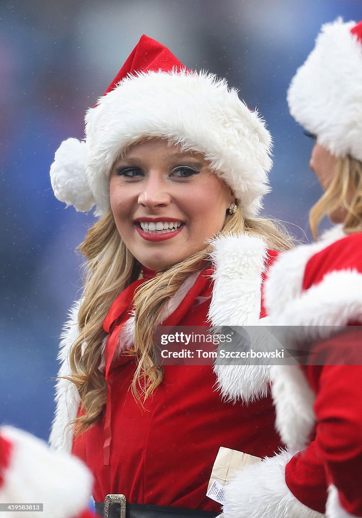 A Member Of The Buffalo Bills Cheerleaders The Buffalo Jills Wears A News Photo Getty Images