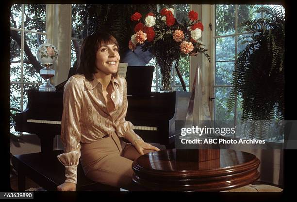 Helen Reddy Photos Photos And Premium High Res Pictures Getty Images