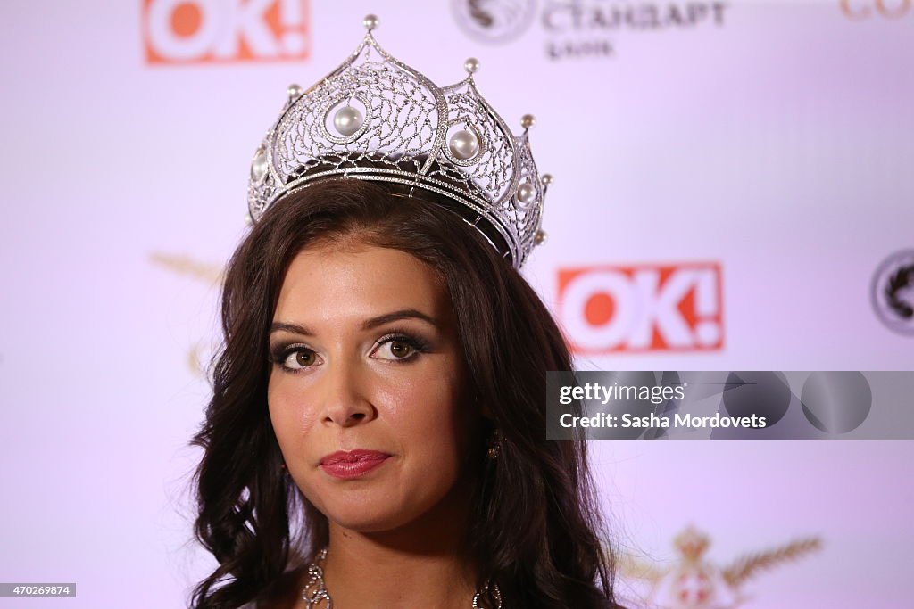 Sofia Nikitchuk Of Yekaterinburg Poses With The Crown After Winning