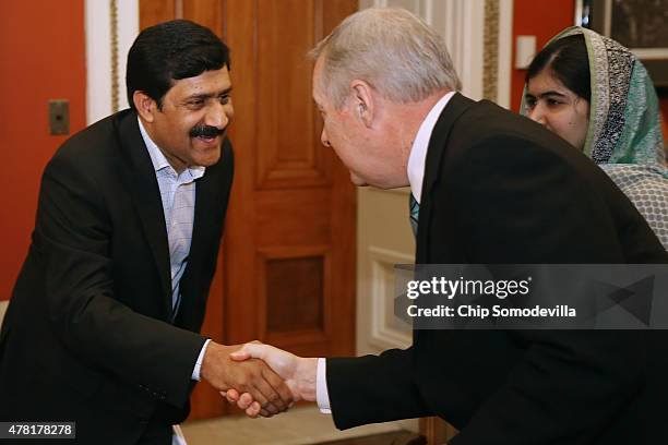 Ziauddin Yousafzai Malala Yousafzai Photos And Premium High Res