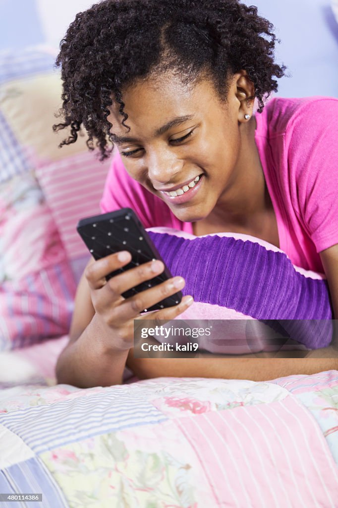 Preteen Afroaméricaine À Laide Dun Téléphone Mobile Photo Getty Images