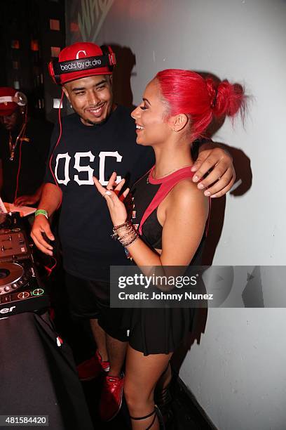 Alus Singer Photos And Premium High Res Pictures Getty Images