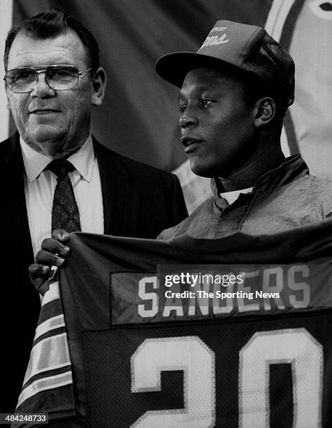 Barry Sanders Jersey Photos And Premium High Res Pictures Getty Images