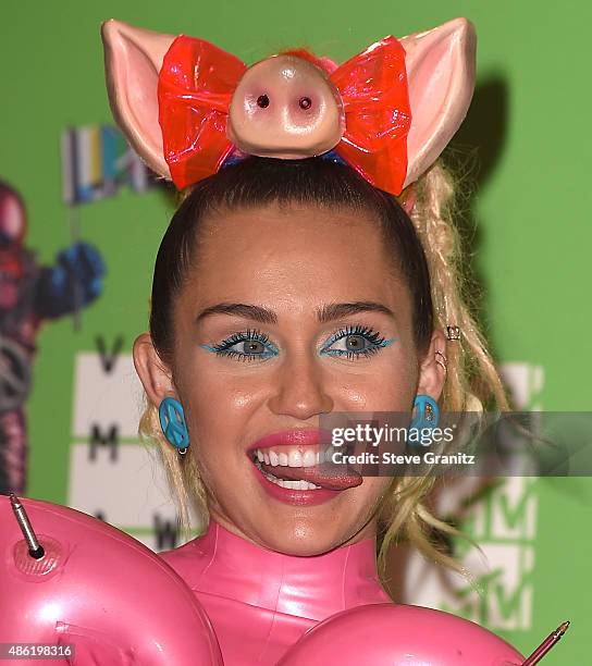 Miley Cyrus Tongue Photos Et Images De Collection Getty Images