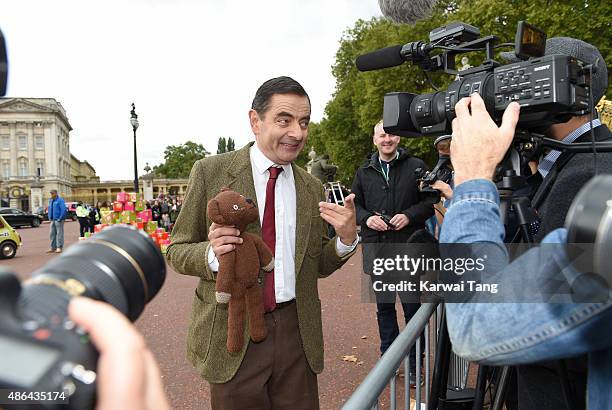 Mr Bean Celebrates 25 Years With A Trip To Buckingham Palace Photos And
