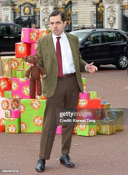 Mr Bean Celebrates 25 Years With A Trip To Buckingham Palace Photos And