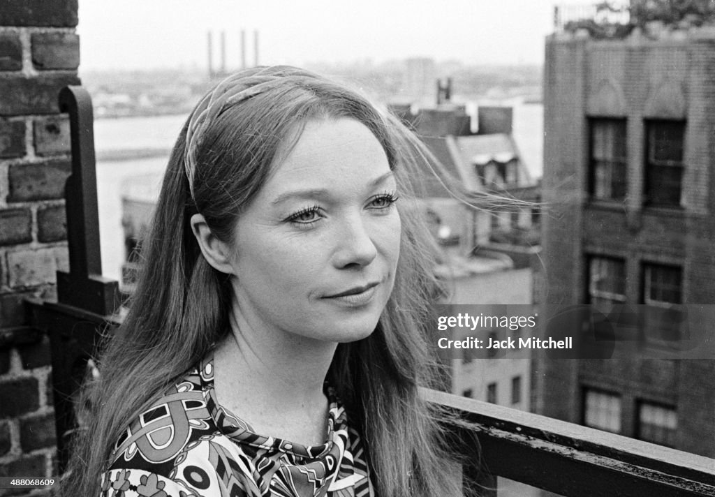 Actress Shirley Maclaine Photographed In New York City In 1971 News