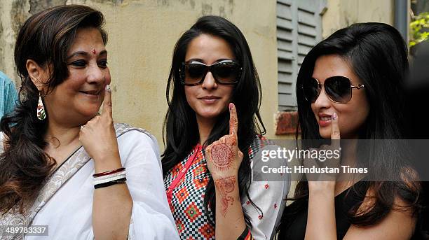 Moon Moon Sen Campaigns With Daughters Riya And Raima In Bankura Photos And Premium High Res