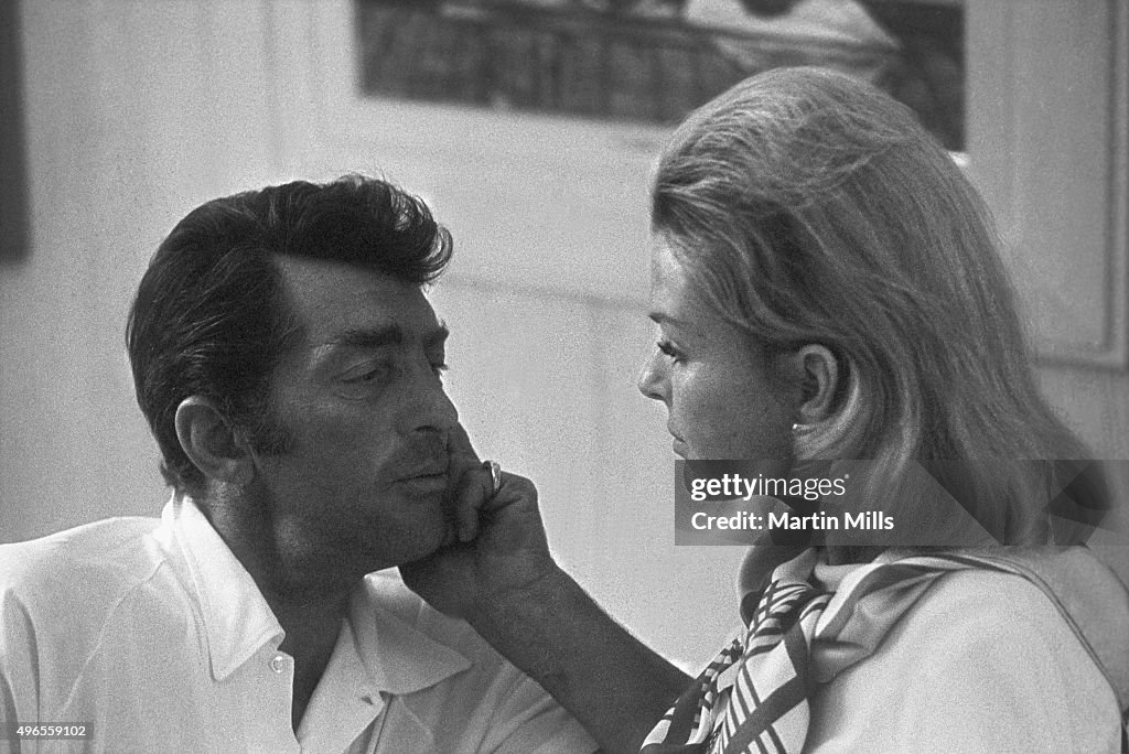 Entertainer Dean Martin With His Wife Jeanne Pose For A Portrait In News Photo Getty Images