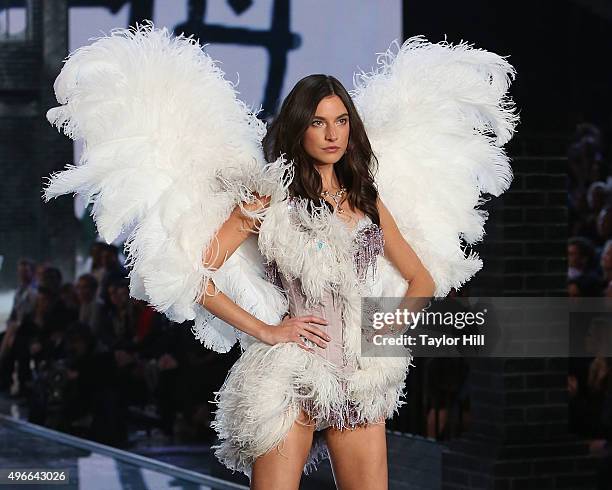 232 Jacquelyn Jablonski Victorias Secret Photos And High Res Pictures Getty Images