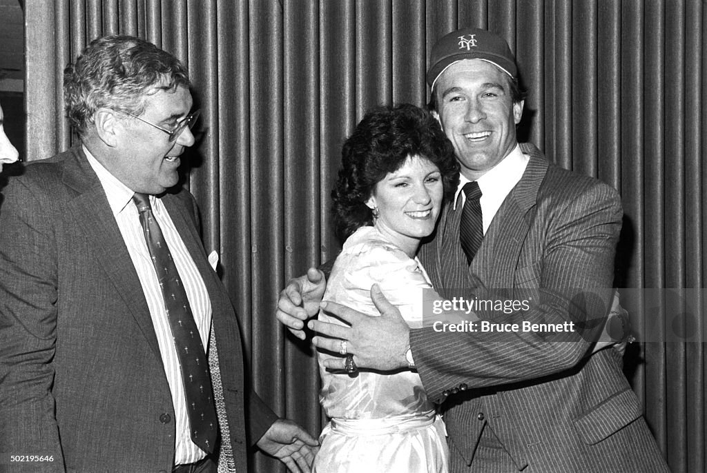 Nelson Doubleday Jr. owner of the New York Mets announces the signing ... Nelson Doubleday Jr. owner of the New York Mets announces the signing ...