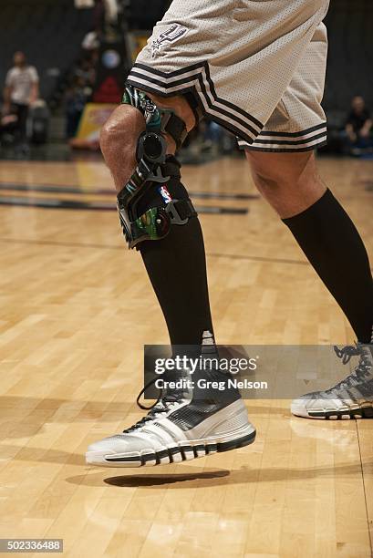 Athlete With Knee Brace Photos And Premium High Res Pictures Getty Images