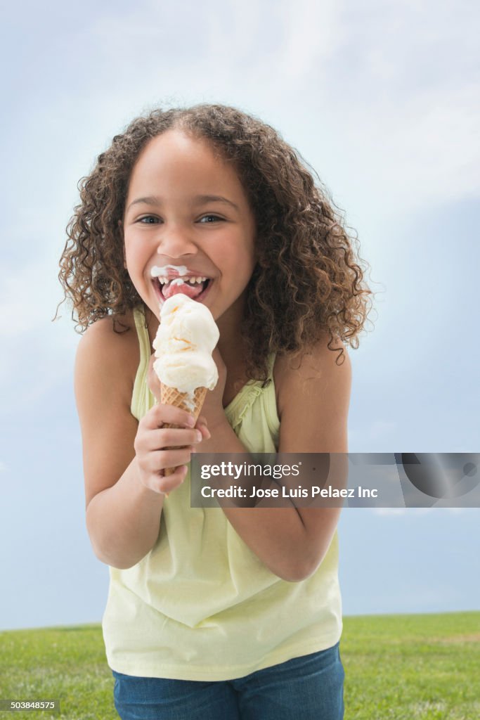 Mixed Race Girl Eating Ice Cream Outdoors Stock Foto Getty Images