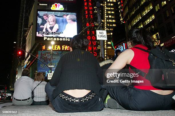 Friends Finale Screening In Times Square Photos And Premium High Res Pictures Getty Images