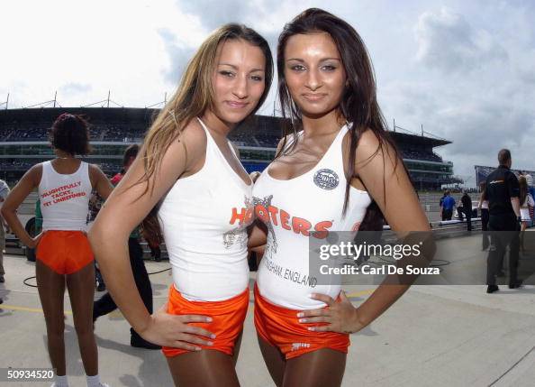 The Hooters Pit Girls Pose At The Days Of Thunder Motorsport Event Nachrichtenfoto Getty